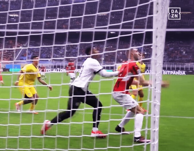 【写真・画像】「無謀かつ未熟だ…」鈴木彩艶の“突き飛ばしPK献上”に現地騒然！「拳で押した」ミランDFを倒した衝撃の瞬間 3枚目 | 海外サッカー | ABEMA TIMES | アベマタイムズ