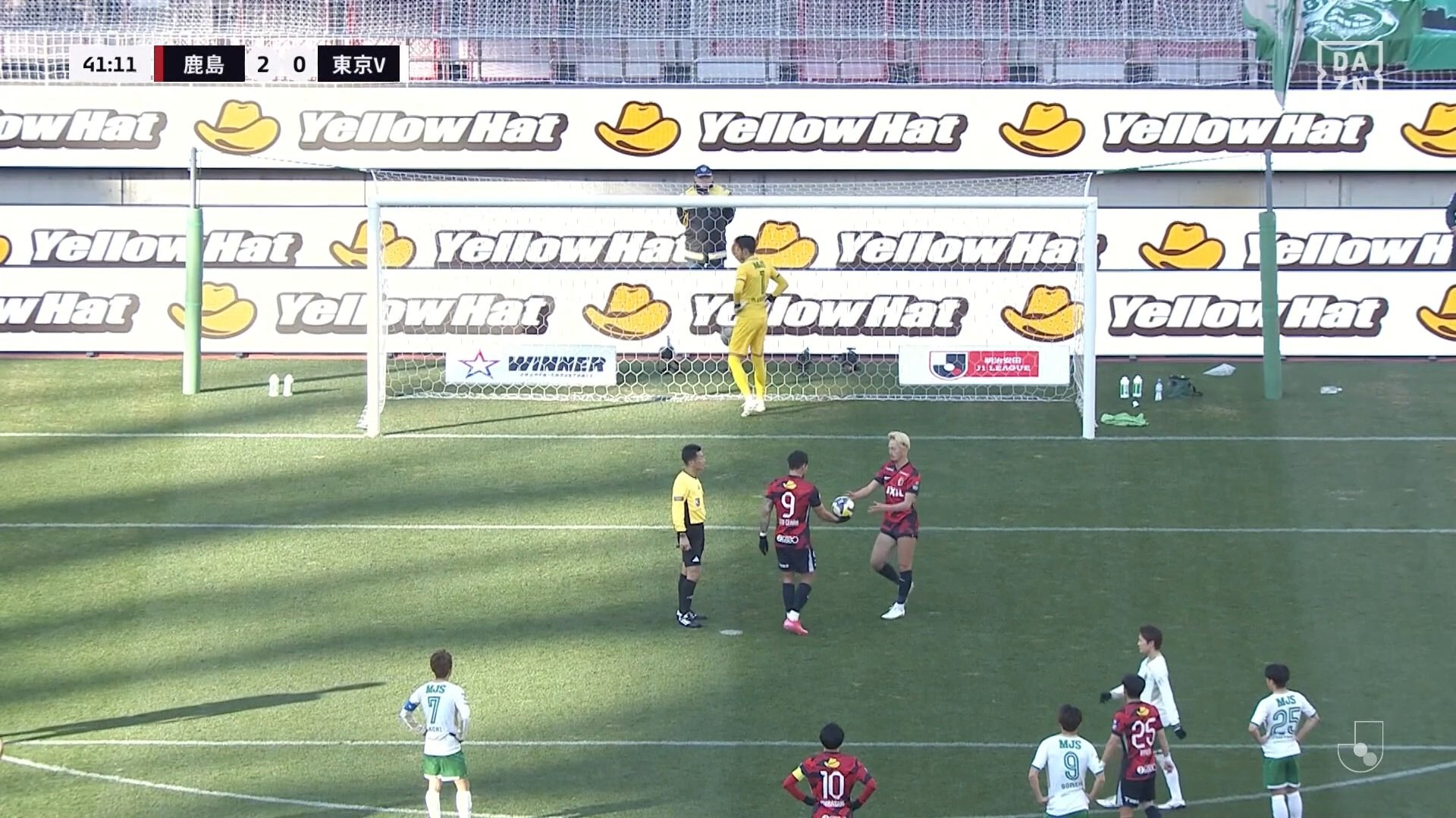 「鈴木選手にゴールを決めてもらうために」ハットトリック目前のPKを譲った理由が胸アツ「聖人か」「いいやつだな」新加入ブラジル人FWの心意気にファン感涙 | Jリーグニュース | ABEMA ...