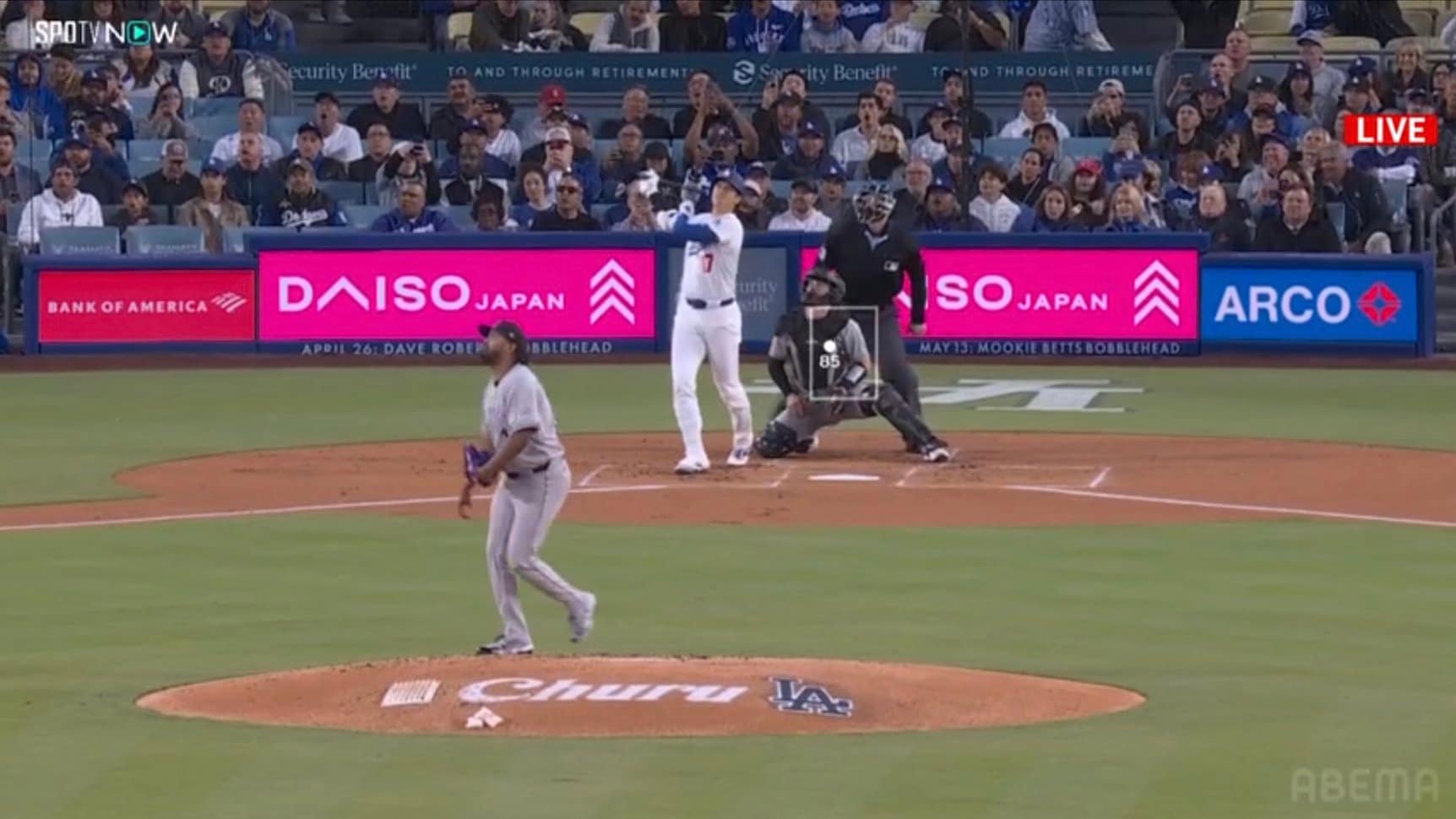 大谷翔平の特大ホームランで相手外野手も“確信フリーズ”…はるか上空を通過していく衝撃弾にスタジアムは大歓声 | MLB | ABEMA TIMES | アベマタイムズ