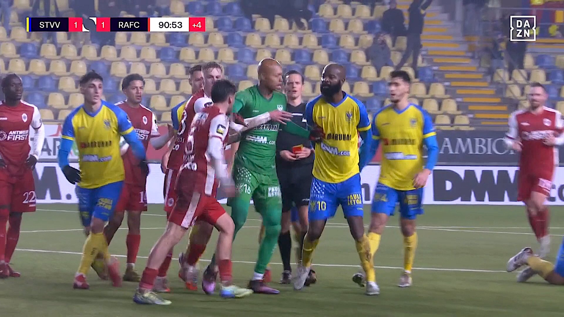 【写真・画像】スタジアム騒然！日本代表MFへの悪質ファウルから乱闘騒ぎ勃発 “顔面パンチ”で一発レッド…計カード4枚の荒れ模様に 2枚目 | 海外サッカー | ABEMA TIMES | アベ ...