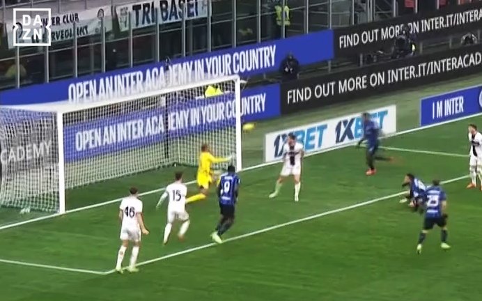 「なんてセーブだ！」鈴木彩艶、セリエA最強FWを止めた！強烈ヘッド弾を“右手1本”で防ぎ現地メディア称賛「素晴らしい反応」 | 海外サッカー | ABEMA TIMES | アベマタイムズ