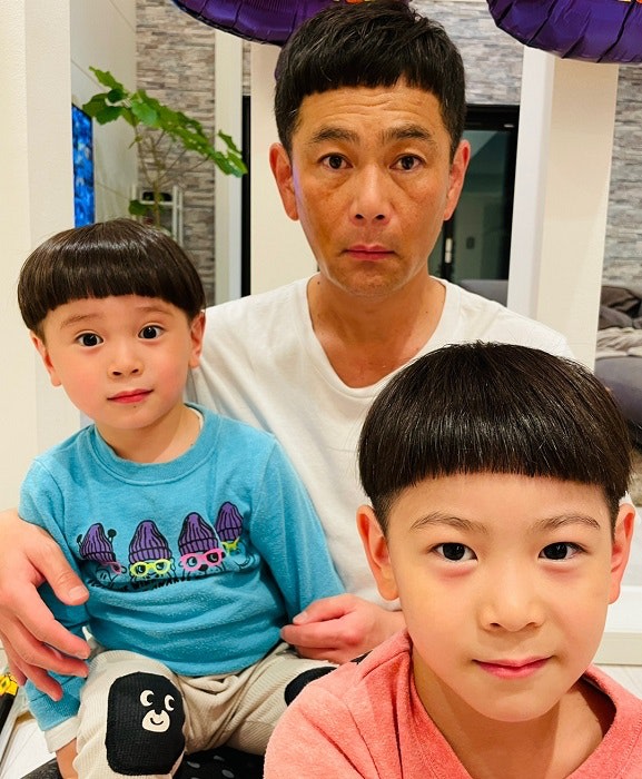 ココリコ・遠藤の妻、数か月ぶりに髪を切った息子達「全員、似てる」 話題 Abema Times 