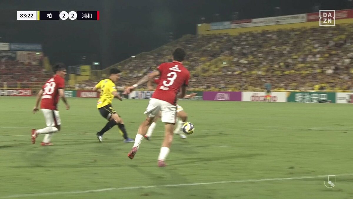 【写真・画像】「これはきつい」浦和GK西川、日本代表FWの“緩めシュート”を痛恨のトンネル「文句は言えん」「そもそも打たせない守りを」ファンの意見さまざま 2枚目 | Jリーグニュース ...