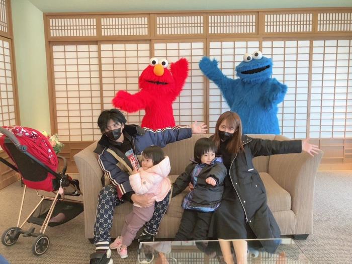 川崎希、USJでの初サプライズに感激「ドアを開けたらエルモとクッキーモンスターが」 | 話題 | ABEMA TIMES