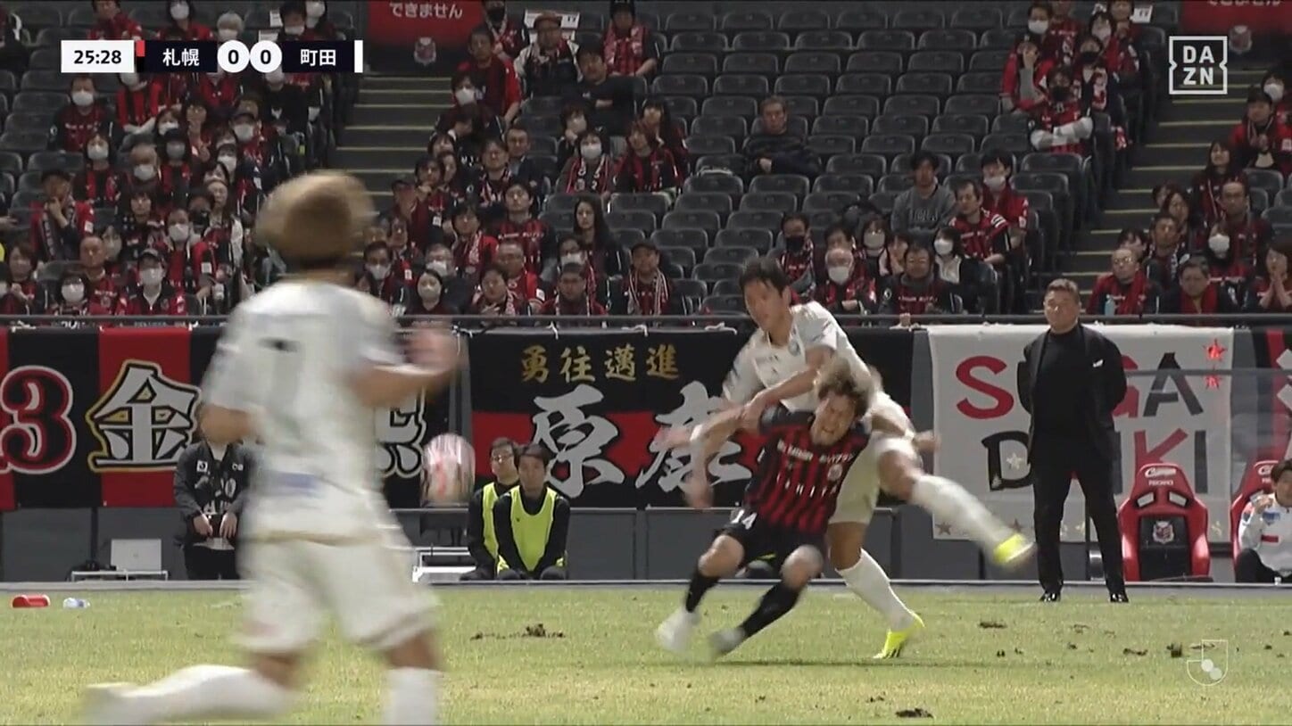 荒いのは“芝”か“プレー”か？ファンも大論争 「芝で滑った」ファウルになった町田FWが審判に猛アピールも判定は覆らず ｢芝がひどい」「これ大丈夫か？」の声 | サッカー | ABEMA ...