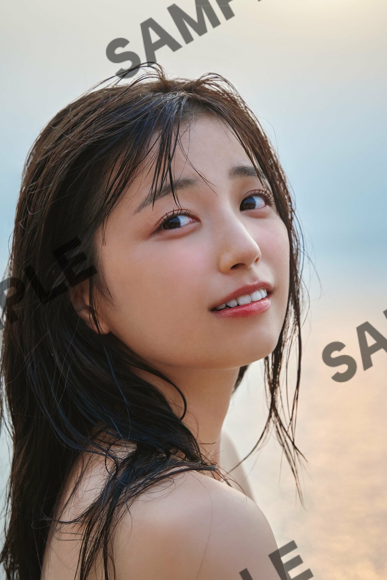 【写真・画像】乃木坂46五百城茉央、濡れ髪にしっとりとした表情 1st写真集から封入特典ポストカード絵柄第4弾 1枚目 | グラビア | ABEMA TIMES | アベマタイムズ