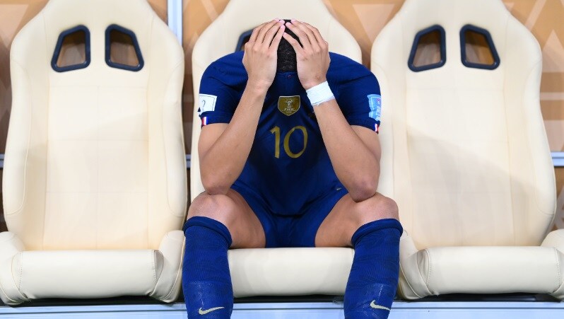 W杯優勝のアルゼンチンGK、エムバペの赤ちゃん人形を抱いて炎上 | Qoly | FIFA ワールドカップ 2022 完全ガイド by ABEMA