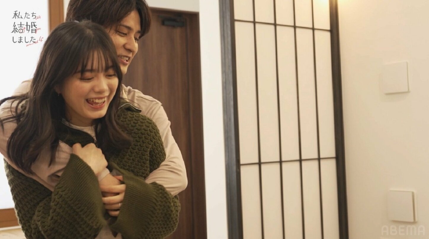 寝起きの瀬戸利樹、紺野彩夏からの早朝サプライズに嬉しさのあまり後ろから熱烈ハグ！『私たち結婚しました4』最終回 | ニュース | ABEMA TIMES