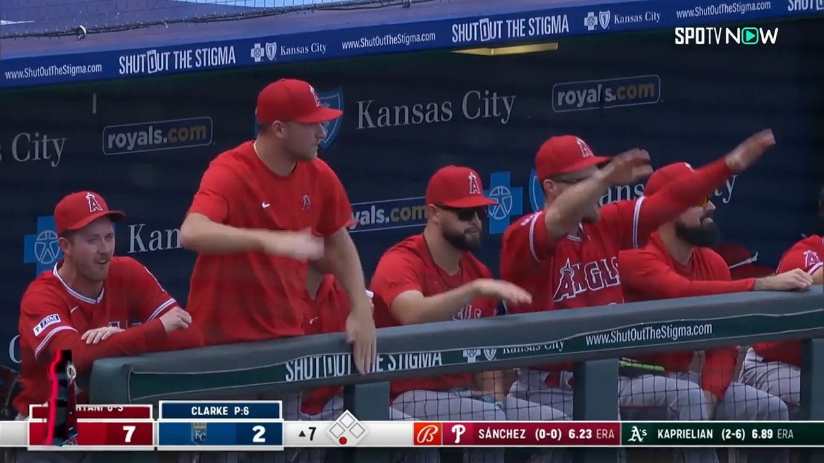 【写真・画像】止まらない大谷翔平にチームメイトが「参りましたポーズ」特大133メートル弾にベンチでパフォーマンス 1枚目 | MLB | ABEMA TIMES | アベマタイムズ