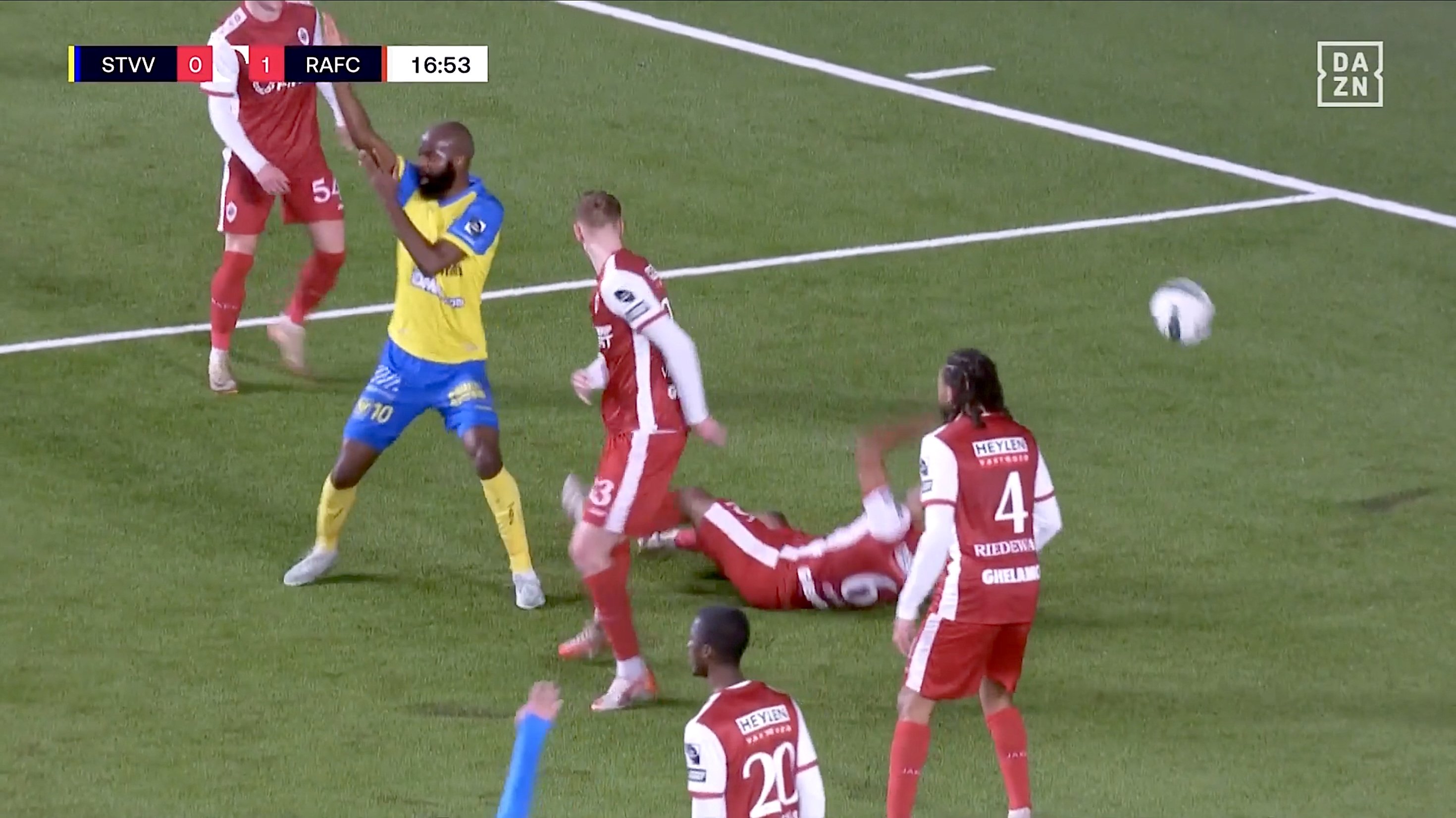 「完全に手を伸ばしている」28歳日本人DFの“絶妙ロングスロー”からPK獲得 同点ゴール誘発した決定的瞬間に放送席も注目 | 海外サッカー | ABEMA TIMES | アベマタイムズ