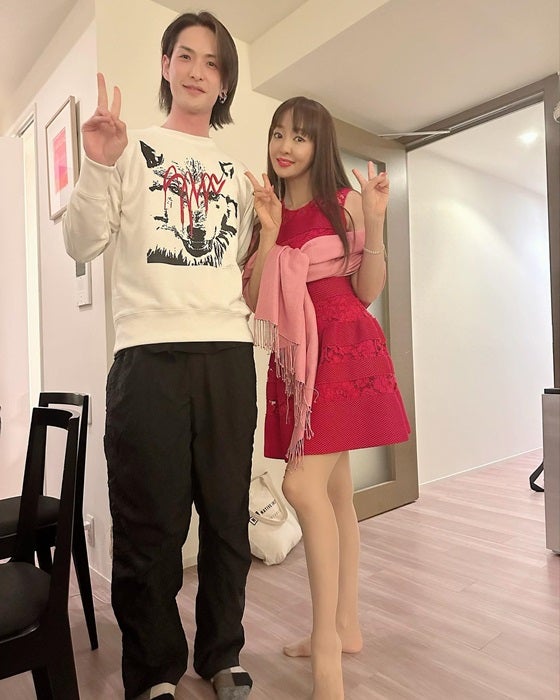 神田うの、身長168cmの自身が小さく見える程に背の高い人物との2ショット「ご縁を感じました」 | エンタメ総合 | ABEMA TIMES | アベマタイムズ