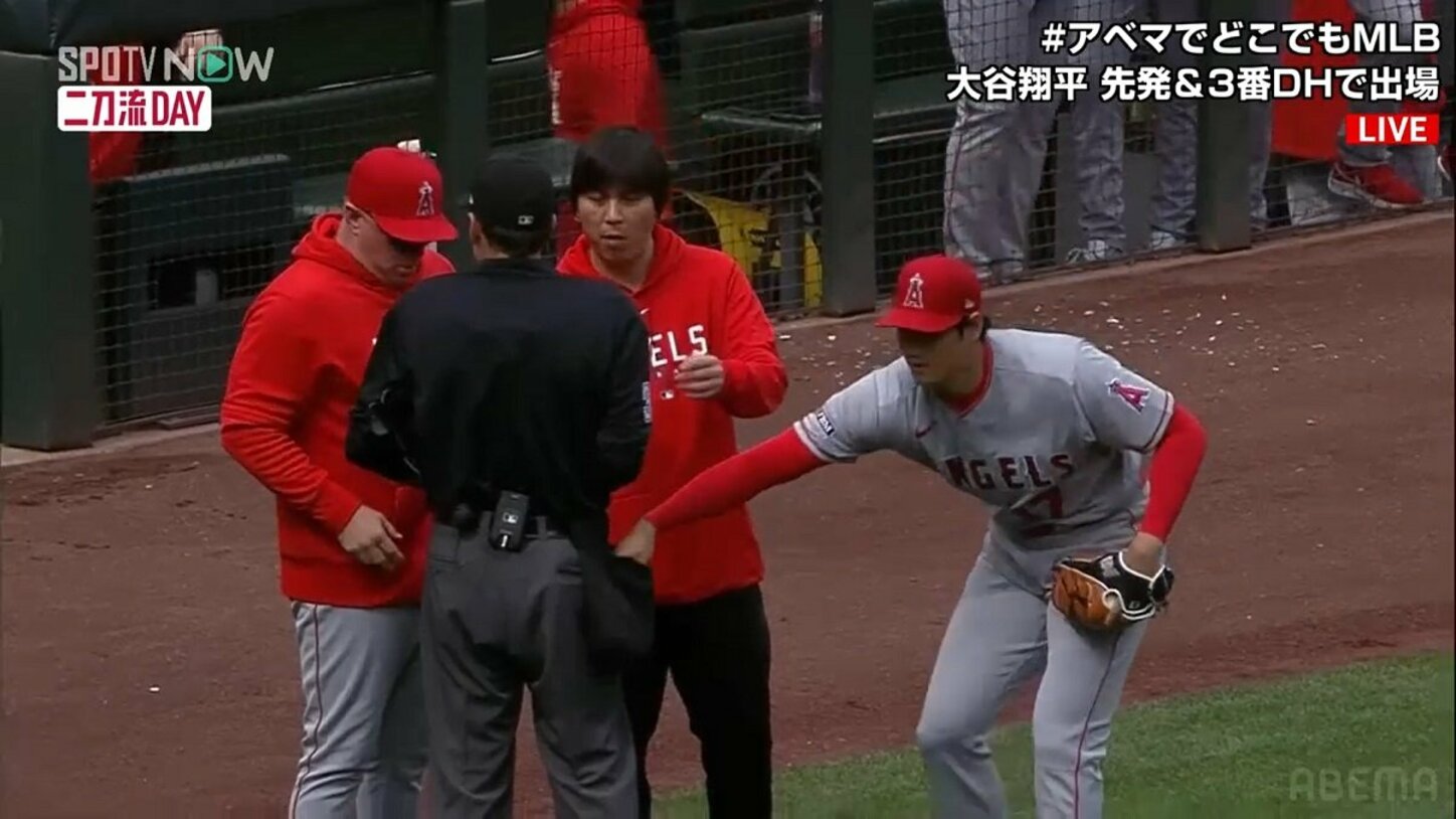 「あ、ボール？はいよ♪」大谷翔平、球審のポケットからボール取り出し笑顔でポイッ「ボールボーイ大谷」「かわいかった」 Mlb Abema Times アベマタイムズ 