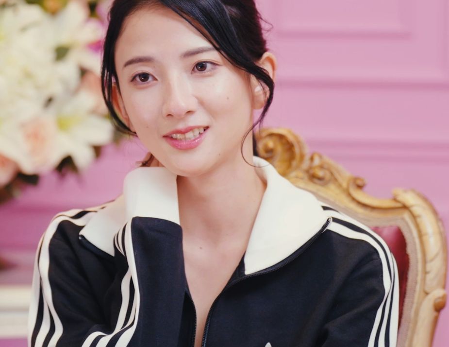 【写真・画像】美脚スラリ！異次元スタイルのモテNo.1美女、ジャージをセクシーに着こなし…美しすぎる私服に反響 2枚目 | 恋愛 | ABEMA TIMES | アベマタイムズ