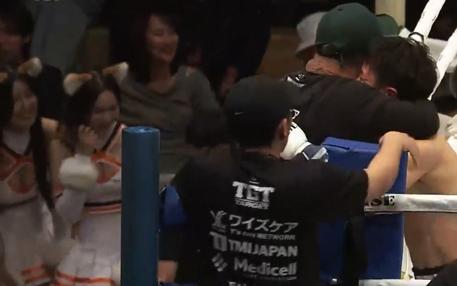 「出番ですよ」ラウンドガール、衝撃KOに大興奮 リングサイドでの様子に「気持ちはわかる」ツッコミと共感 | 格闘技 | ABEMA TIMES | アベマタイムズ