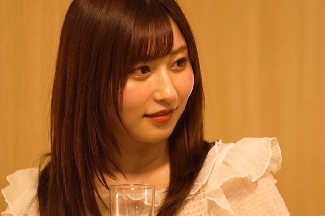 レジェンドセクシー女優、美脚あらわなミニスカ姿でベッドへ…年下男子と2人きりに「緊張する」 バラエティ Abema Times