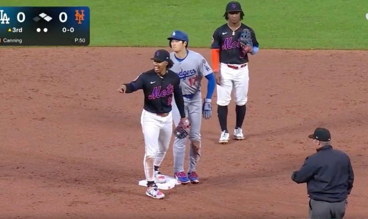 【写真・画像】ワケわからん！ 大谷翔平の目の前で“珍ハプニング”「何が起きた」「ルール知らない？」 “衝突プレー”から相手野手陣が混乱… ブーイングの嵐 1枚目 | 野球 | ABEMA ...