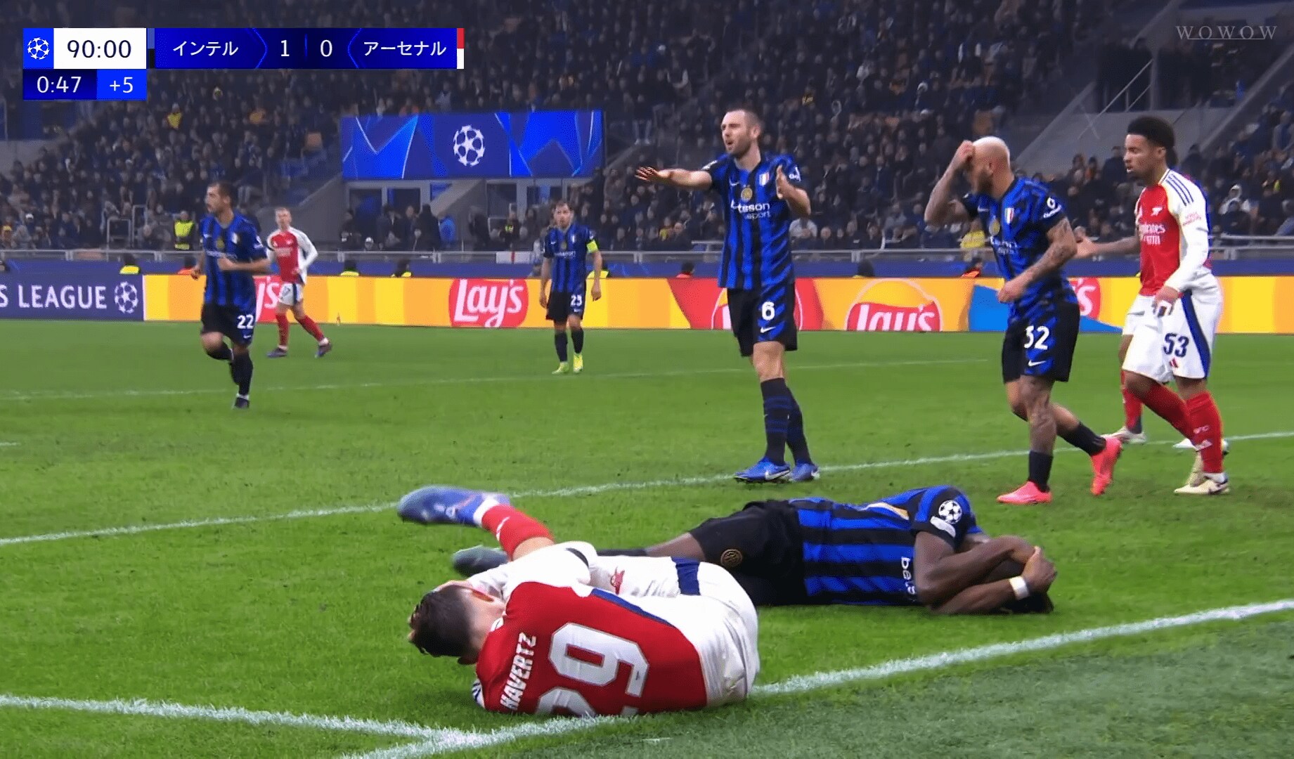 衝撃の流血…“頭同士の激突”で両者ノックアウト「大丈夫か？」「痛そう…」「やばそう」アーセナルFWに心配の声 | 海外サッカー | ABEMA TIMES | アベマタイムズ