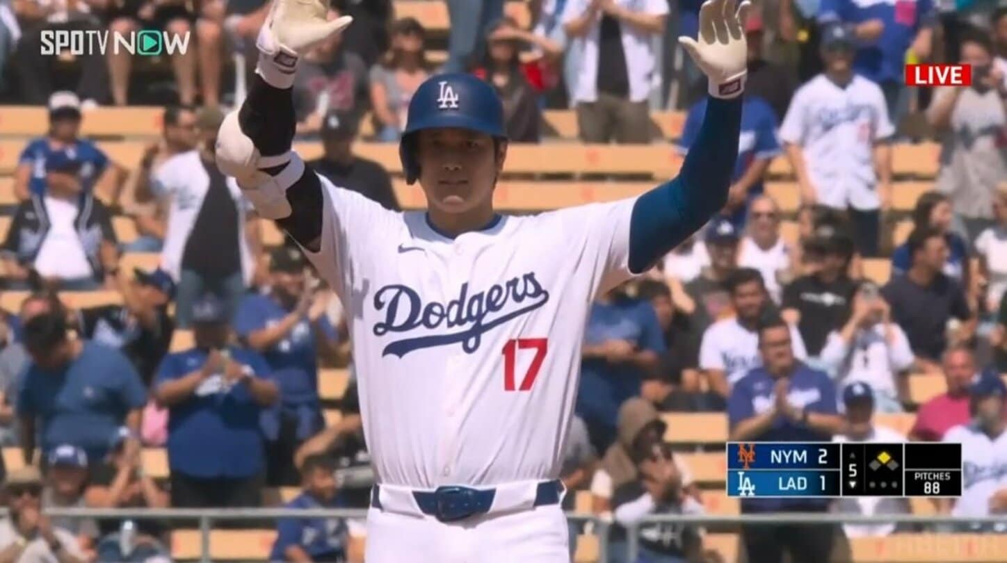 【写真・画像】あざとかわいい大谷翔平 出塁時に毎回見せる“防具ぱくっ”の萌えシーン 1枚目 | MLB | ABEMA TIMES | アベマタイムズ