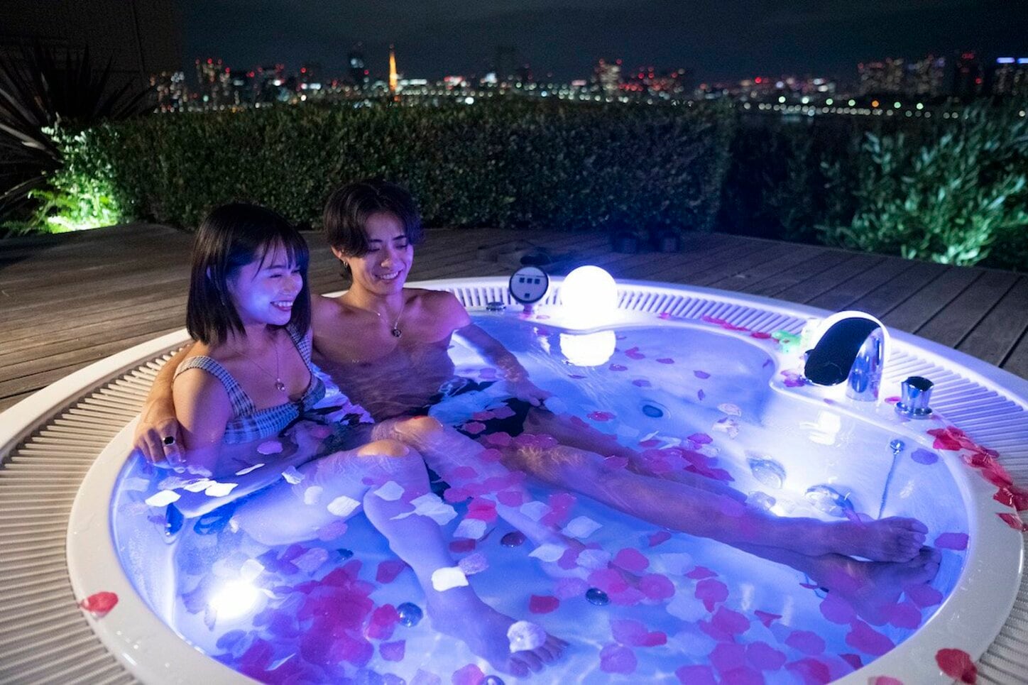 【写真】ジャグジーでイチャイチャしながらキス 「全然物足りない」小悪魔女子の一言で火がつくイケメンyoutuber『シャッフルアイランド