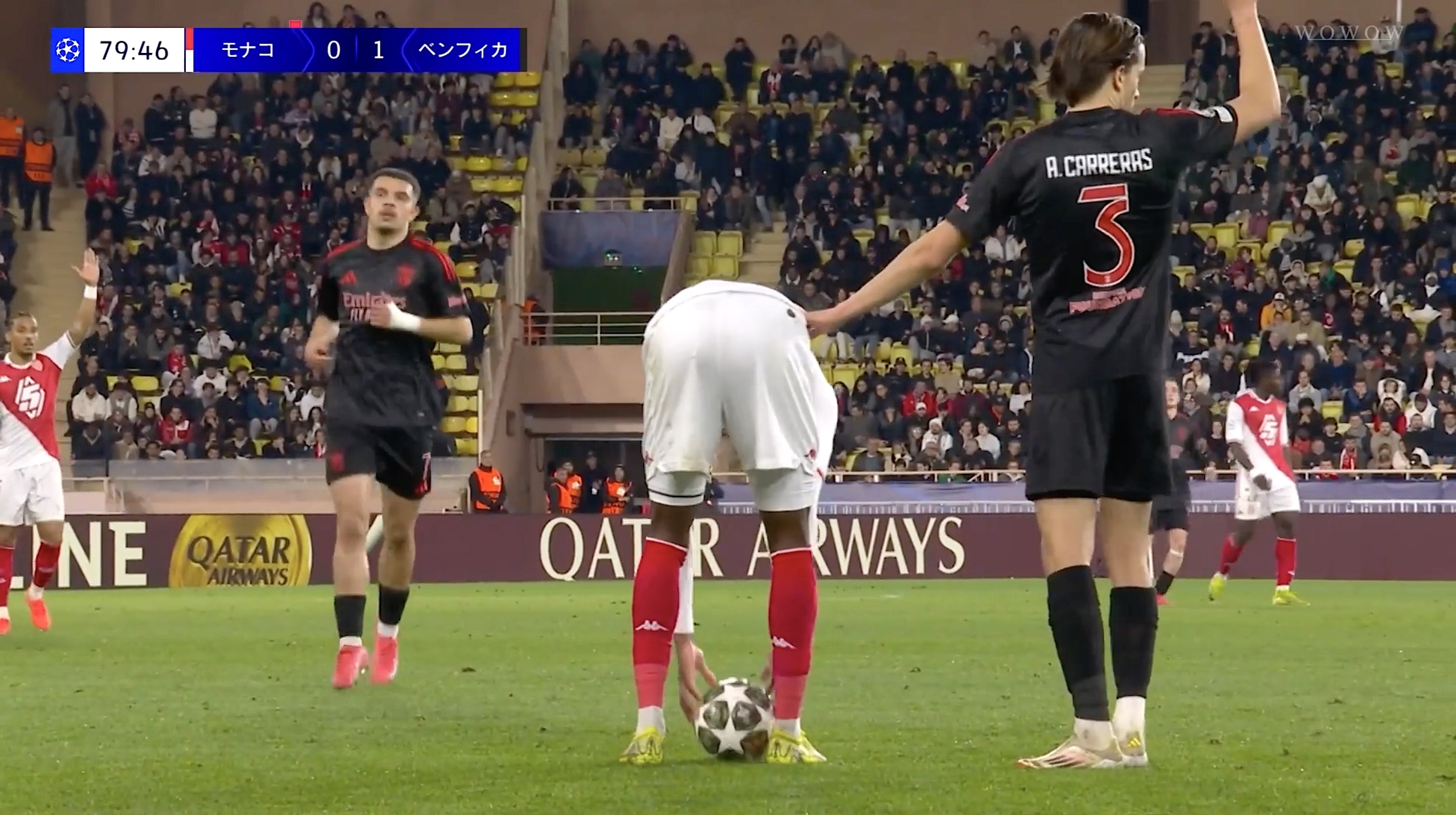 何が起きた？ CLで珍事…選手が突如ボールを手に→主審のホイッスルで試合中断 “激しいタックル”でまさかのハプニング | 海外サッカー | ABEMA TIMES | アベマタイムズ