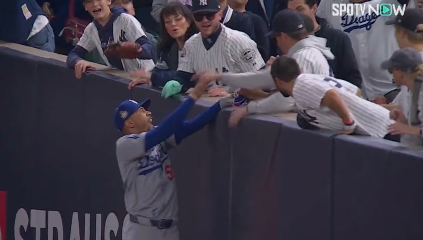 ベッツがブチギレ！ グラブを掴む… 迷惑ファンが“暴挙”の瞬間 | MLB | ABEMA TIMES | アベマタイムズ