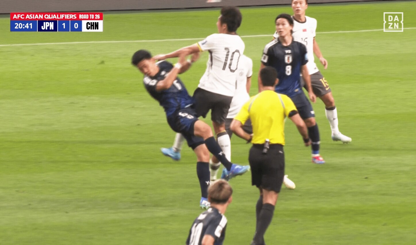 「危ない！」遠藤航が中国代表MFと激しくクラッシュ…「肘を出してるだろ」「怪我させないでくれよ」ファン心配の瞬間 | サッカー日本代表 | ABEMA TIMES | アベマタイムズ