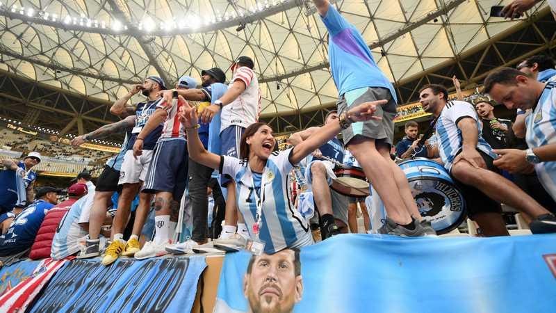 熱狂のW杯決勝で「上半身裸になった女性」が目撃…カタールで逮捕の可能性も？ | Qoly | FIFA ワールドカップ 2022 完全ガイド by ABEMA