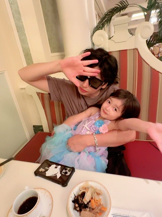 川崎希、TDLホテルでの記念写真を公開「パークに小雨なら行こうと思ってたんだけど」 | 話題 | ABEMA TIMES | アベマタイムズ