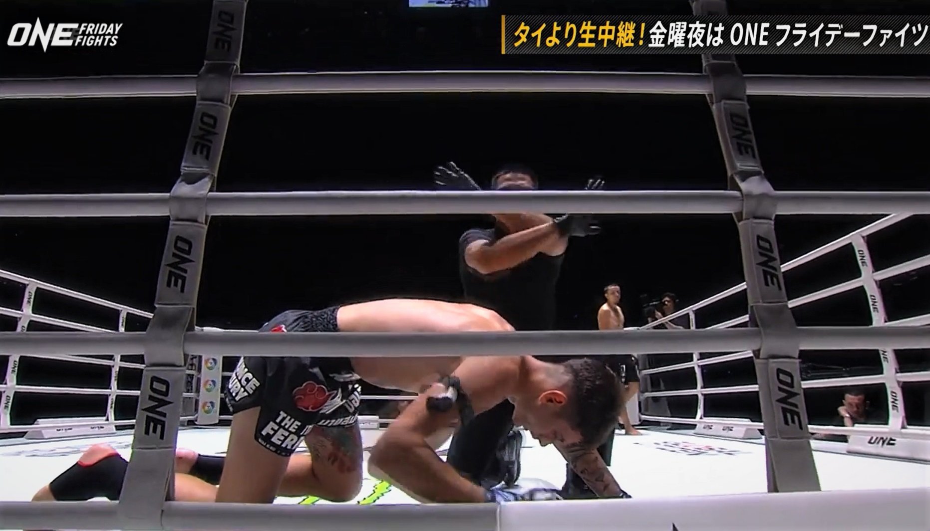 「一発で割れた」衝撃KOに実況“ドン引き” 「やばい、やばい、えぐい」元3冠王者も驚きの劇的結末 | 格闘技 | ABEMA TIMES | アベマタイムズ