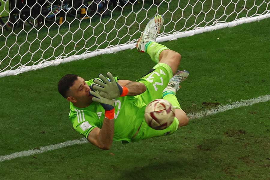 PKに新たな反則が追加？ アルゼンチン代表GKの妨害行為が発展「相手の気を散らす行為を…」 | FOOTBALL ZONE | FIFA ワールドカップ 2022 完全ガイド by ABEMA