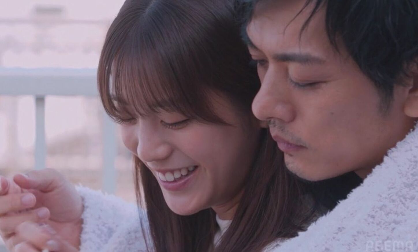 貴島明日香、久保田悠来と屋上で毛布にくるまりモゾモゾ…「あーん」も『私たち結婚しました4』第7話 | ニュース | ABEMA TIMES | アベマタイムズ