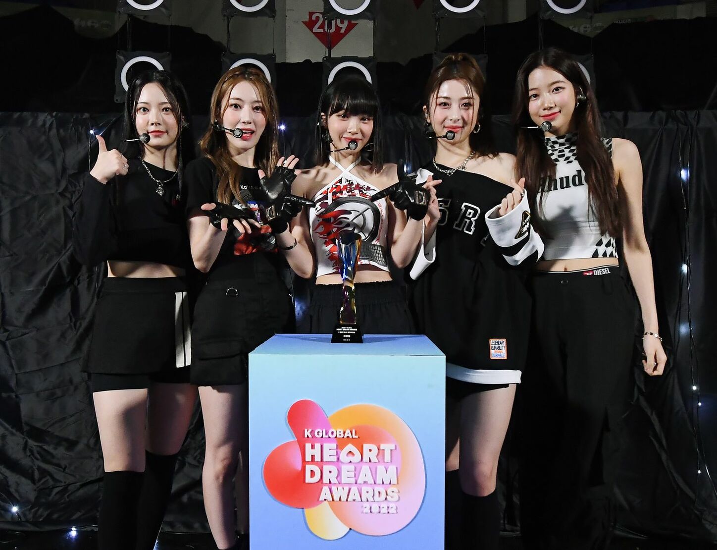 宮脇咲良、日本語でメッセージも LE SSERAFIMが2冠！完璧パフォーマンスに視聴者熱狂【2022 K GLOBAL HEART DREAM AWARDS】 | K-POP | ABEMA ...