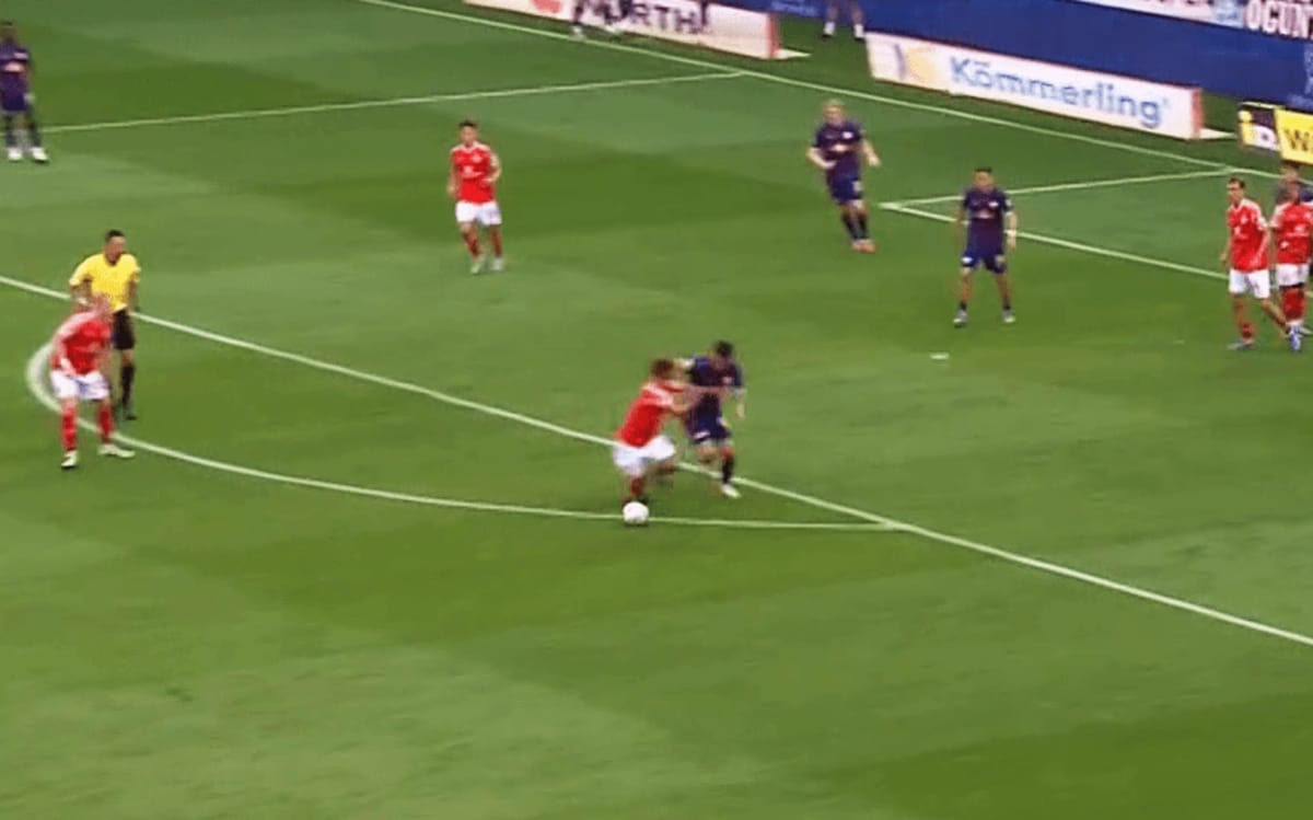 【写真・画像】「デュエル無双！」佐野海舟の“瞬殺回収”にファン騒然「ボディバランスが日本人離れ」大型FWからボールを奪い切った瞬間 2枚目 | ブンデスリーガ | ABEMA TIMES ...