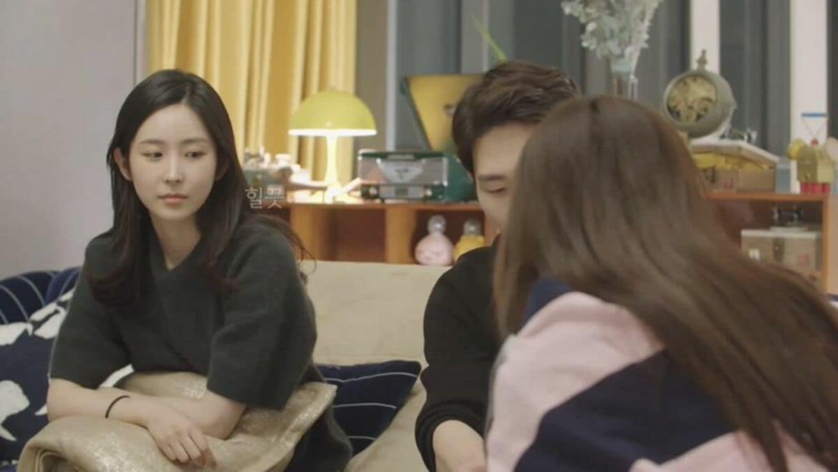 【写真・画像】モテモテ清楚系美女が激しく嫉妬！目の前で気になる男子が他の女子とイチャイチャし始め… 1枚目 | 恋愛 | ABEMA TIMES | アベマタイムズ