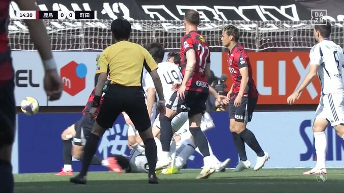 【写真・画像】「ファウルだろ」「VAR寝てるのか」シュートミスorファウル？ド派手な決定機逸もVAR介入なしに疑問の声「PKだった気がするけどな」 3枚目 | Jリーグニュース | ABEMA ...