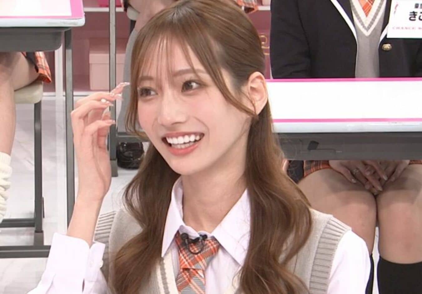 【写真・画像】「脚長！」ミニスカートからのぞく驚異的な脚の長さに衝撃！スタイル抜群の美人キャバ嬢にベッキーも興味津々 1枚目 | バラエティ | ABEMA TIMES | アベマタイムズ