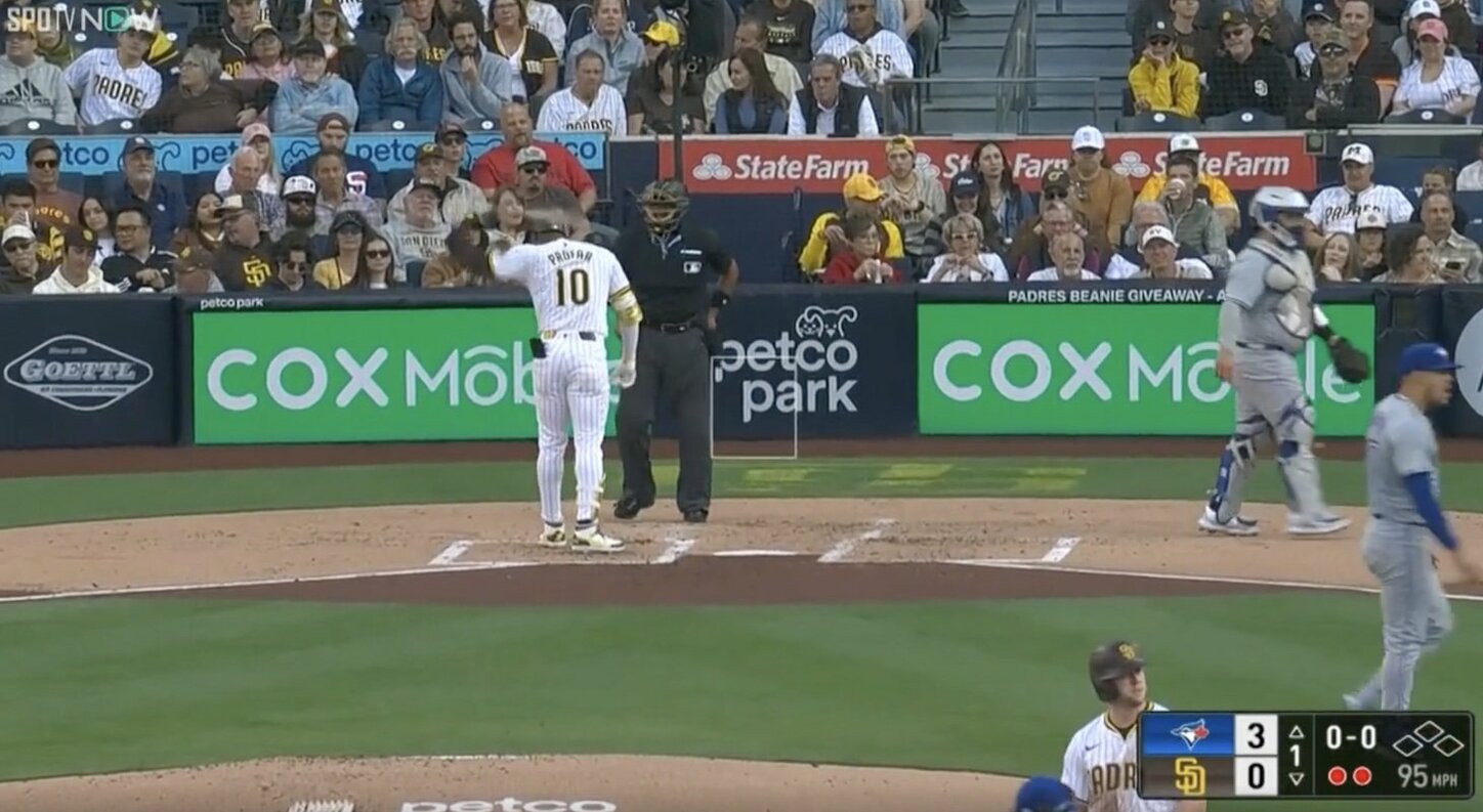 審判殴られるかと思った… “乱闘男”がブチギレ！際どい判定にバットを振りかざして激怒 監督も乱入、一瞬で2人連続退場する衝撃の瞬間 「そりゃキレるだろ」「ボールだろw」 | MLB ...