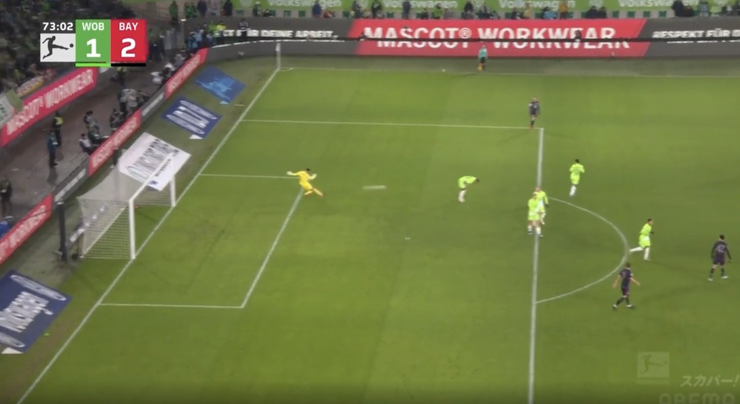 最悪すぎる！ありえない“痛恨ミス”にスタジアム騒然 GKの強烈キックが味方DFのお尻に直撃した瞬間 “ベスト珍プレー”候補の恥ずかしい一撃 | ブンデスリーガ | ABEMA TIMES ...