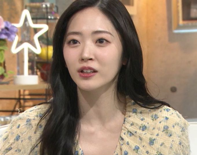 【写真・画像】鈴木愛理「バリ美脚だった！」共演した女性芸人のセクシーなスカートに驚き 1枚目 | バラエティ | ABEMA TIMES | アベマタイムズ