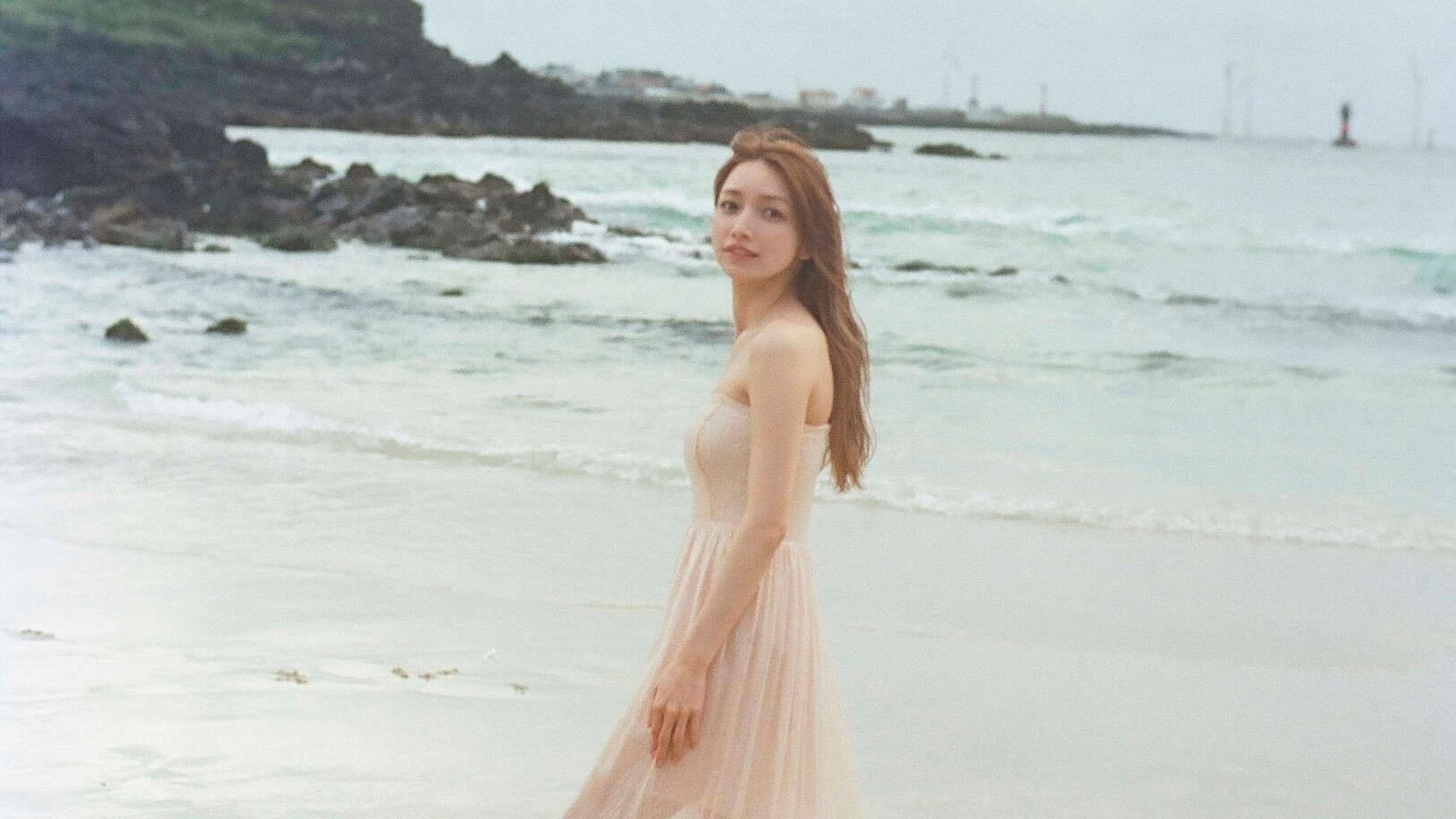 後藤真希写真集『flos』の記念カット公開 重版5刷決定、電子書籍は講談社デジタル版写真集の“累計1位記録”を発売3日で塗り替える | グラビア | ABEMA TIMES | アベマタイムズ