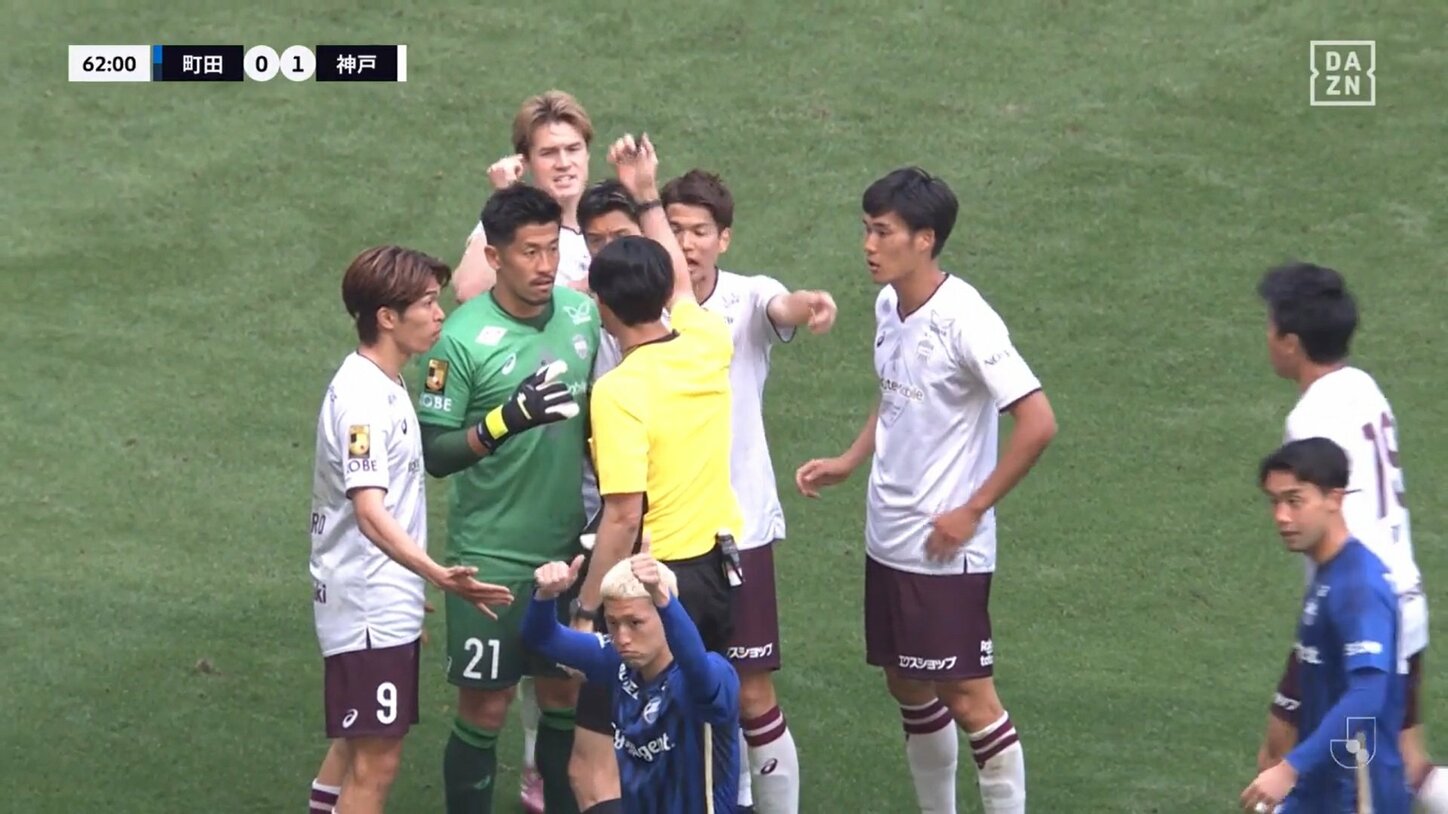 「なんで判定を変えたんや」ペナルティエリア外のファウルで判定が二転三転する珍事が発生 FKがPK→VAR介入でFKに「どうみても外だぞ」選手は抗議、ファンはやきもきした瞬間 | Jリーグ ...