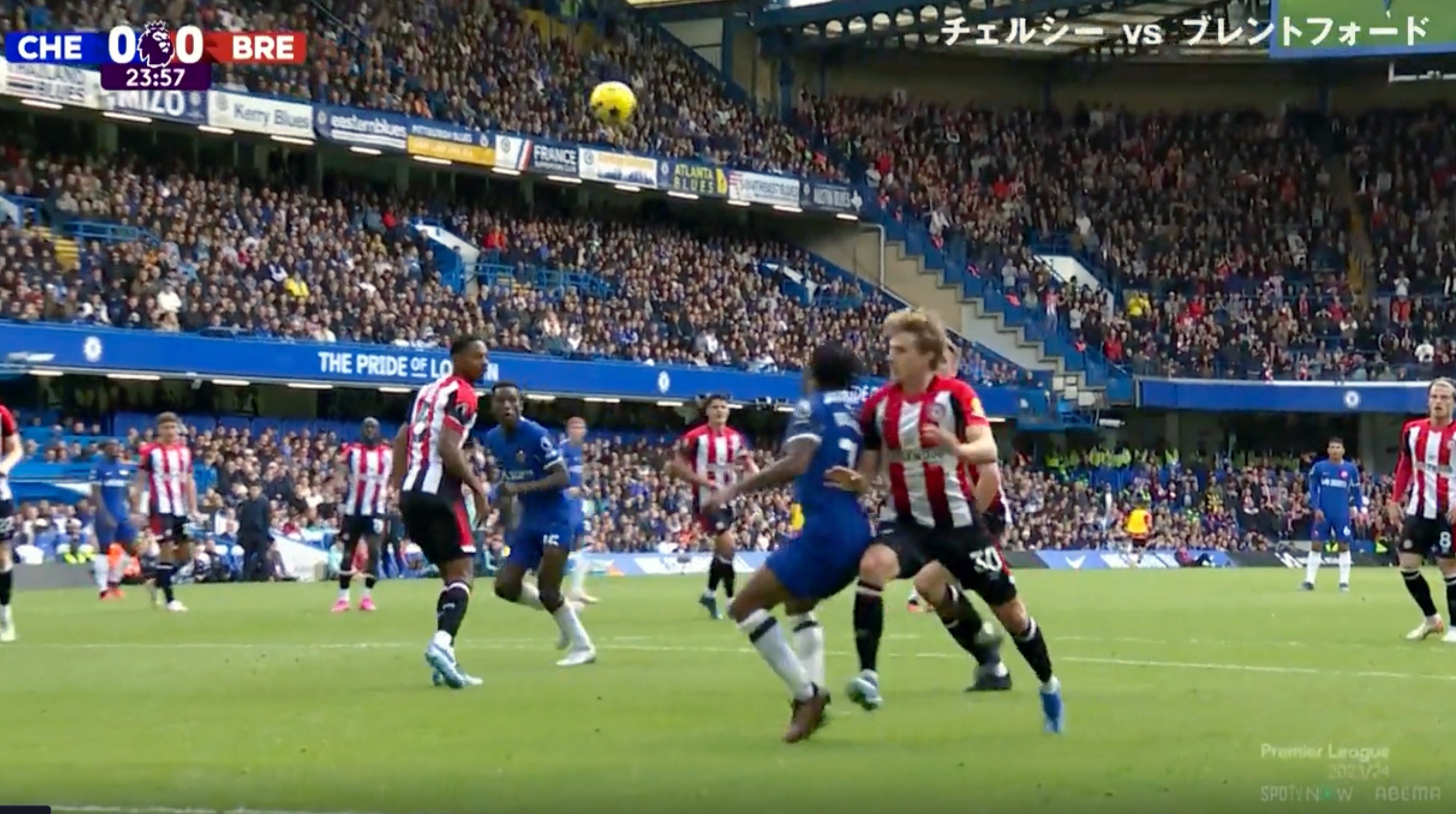 「は？押してる」vs「ダイブだわ」ボックス内の接触を巡ってファンの激論勃発！チェルシーがPKを主張した決定的瞬間 | プレミアリーグ | ABEMA TIMES | アベマタイムズ