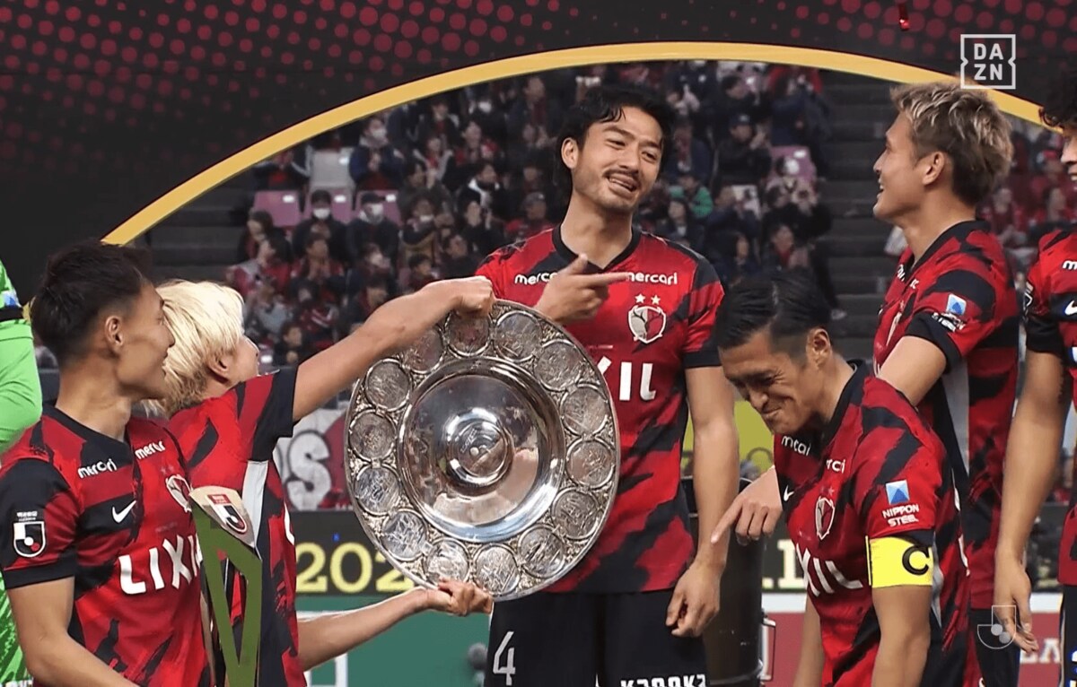 【写真・画像】鹿島が真顔スルー芸！鈴木優磨が指名した“森脇芸担当”は？「優磨さんがめちゃくちゃ悪い顔してた」9年ぶり優勝で爆笑セレモニー 4枚目 | Jリーグニュース | ABEMA ...