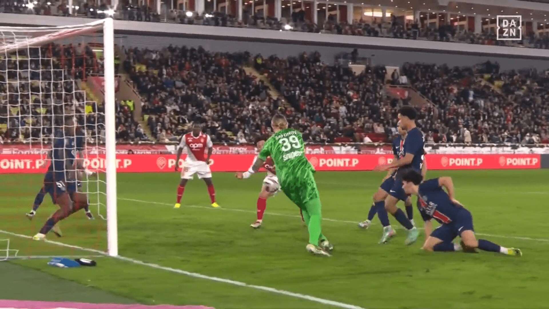 そこは決めてくれ…！南野拓実、GKの目前で痛恨過ぎる決定機逸に苦い顔「お互いにいっぱいいっぱい」「やれることはやった」 | 海外サッカー | ABEMA TIMES | アベマタイムズ