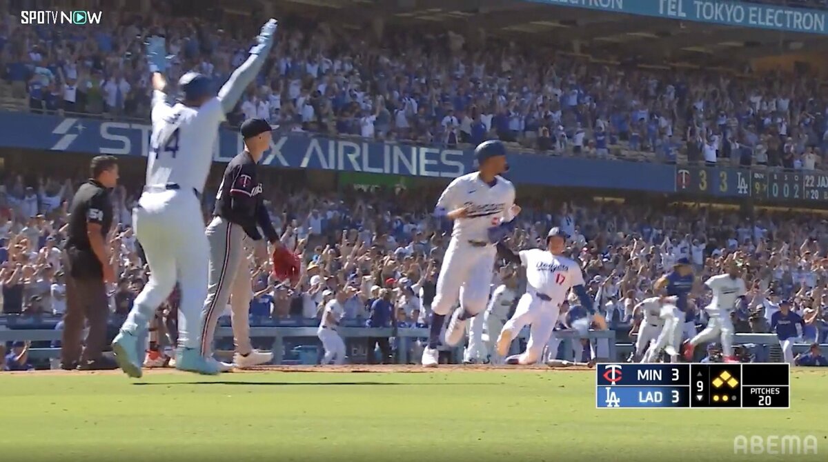 【写真・画像】劇的サヨナラでド軍ナインがお祭り騒ぎ！「大谷さんの激走も素晴らしい」殊勲打のフリーマンに「ポンっ」大谷が労う“歓喜の瞬間” 3枚目 | MLB | ABEMA TIMES ...
