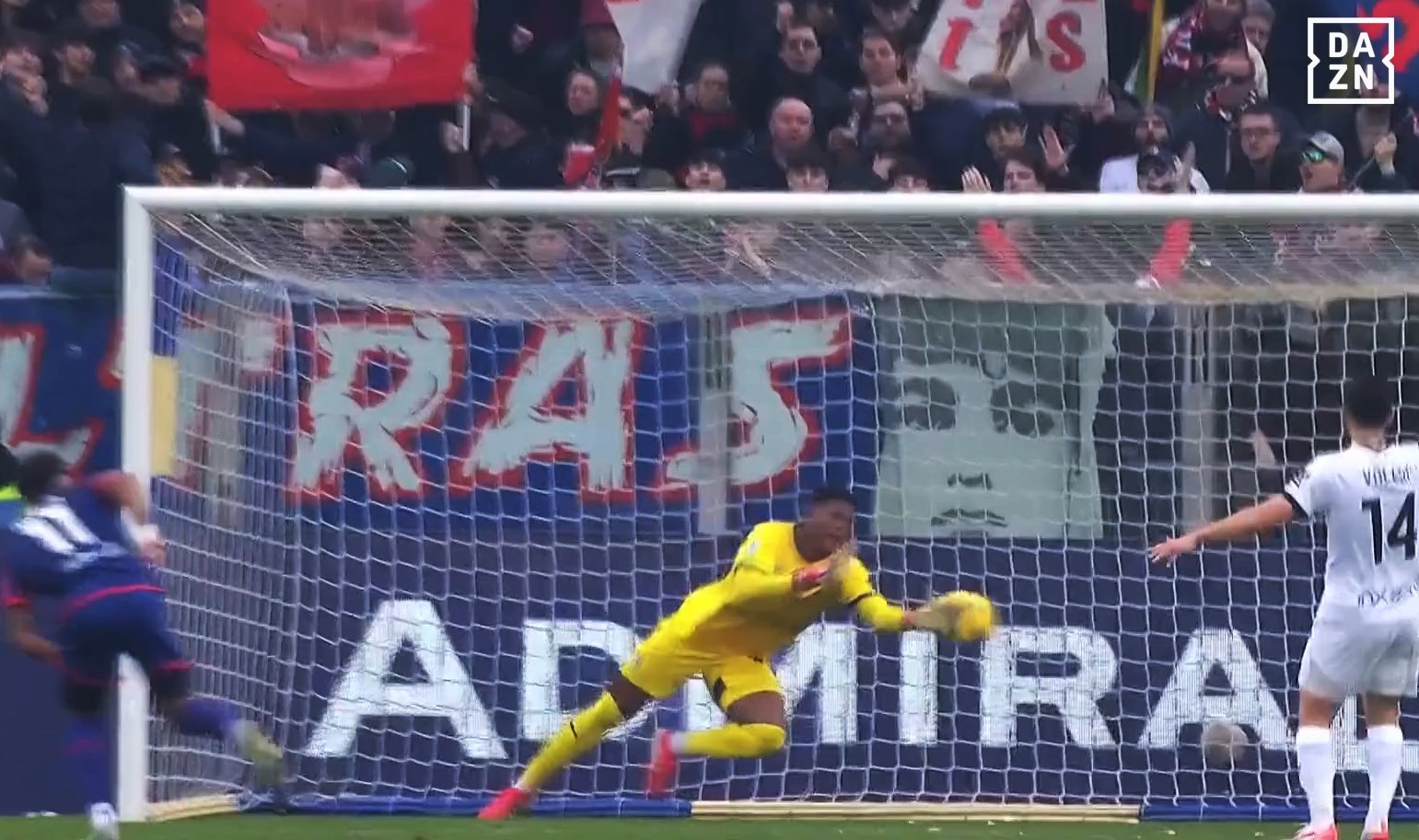 「えぐすぎ！」鈴木彩艶、“爆速反応”で5m至近弾を完全セーブ「リアクション良すぎる」「それ止めるか」日本代表GKが左手一本で魅せた瞬間 | 海外サッカー | ABEMA TIMES | アベマタイムズ