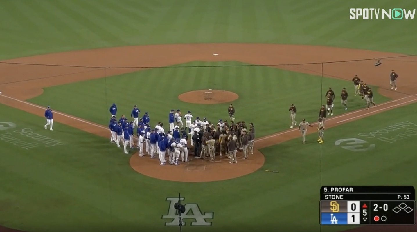 球場騒然！ 大谷翔平、乱闘現場で取った神対応が“ヤバすぎる”と話題に 予想外の展開にファン騒然 「さすがに反則でしょ」「ウソだろ！？w」 | MLB | ABEMA TIMES | アベマタイムズ