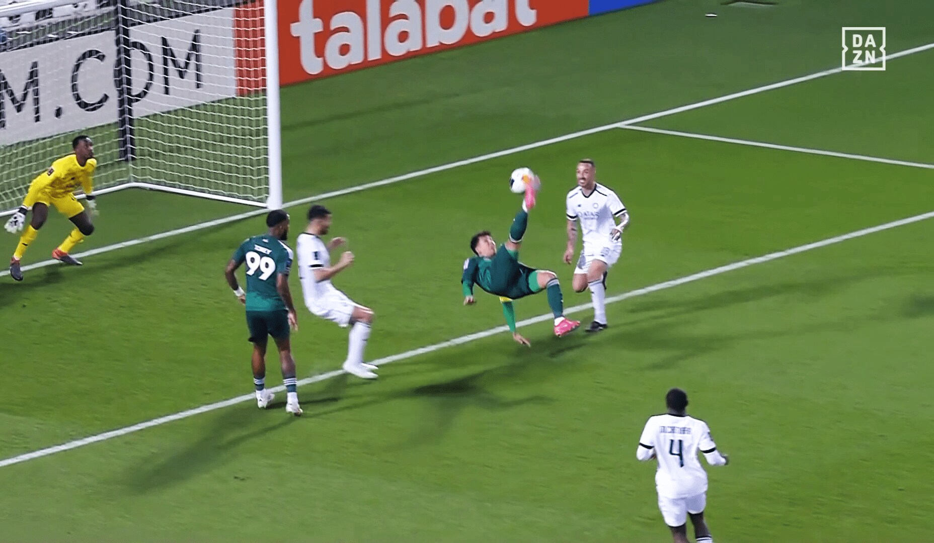 “魔法のバイシクル”に世界驚愕！ 元リヴァプールFWの圧巻ゴラッソが「クレイジーだ！」「えぐすぎる」Jリーグファンも注目 | サッカー | ABEMA TIMES | アベマタイムズ