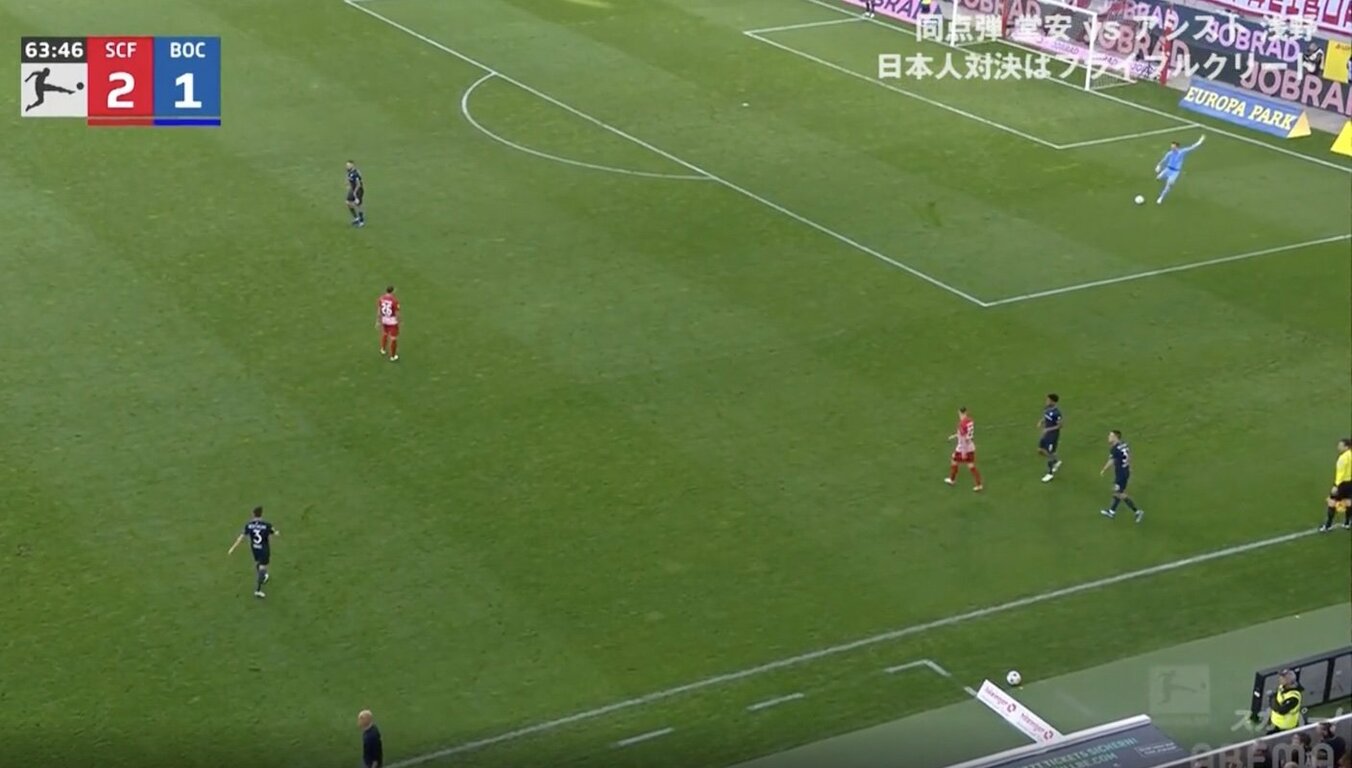 【写真・画像】ブチギレる守護神！ファウル判定に怒った浅野ボーフムのGKがまさかの“暴挙” スタンドにボールを蹴り込んで物議を醸したプレー「もらわなくていいイエローはダメ」 1枚目 ...