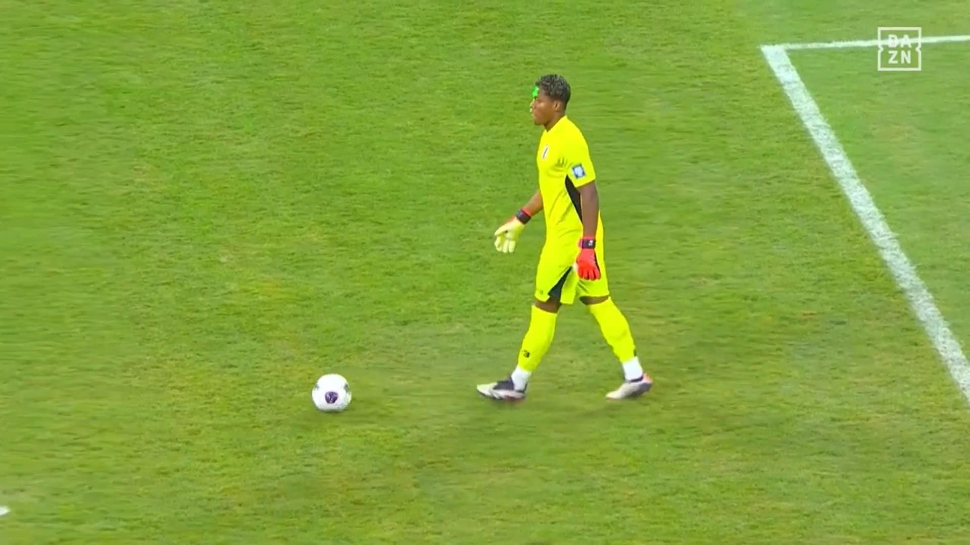 【写真・画像】卑劣！中国戦で顔面狙いの執拗なレーザー攻撃「スポーツ以前の問題」GK鈴木彩艶の目元に連続照射！一歩間違えれば失明の危険性も 1枚目 | サッカー日本代表 | ABEMA ...